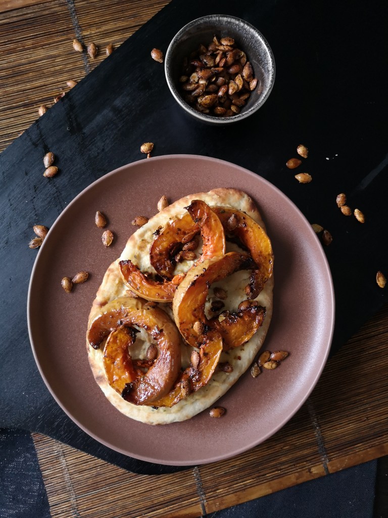 Naan, houmous au citron confit, butternut rôti, graines de courge ...